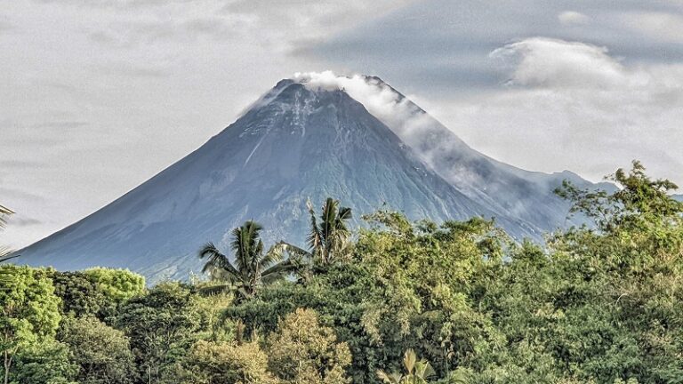 Gunung Merapi: Dari Puncak Keindahan hingga Ancaman Letusan - Teleanalysis